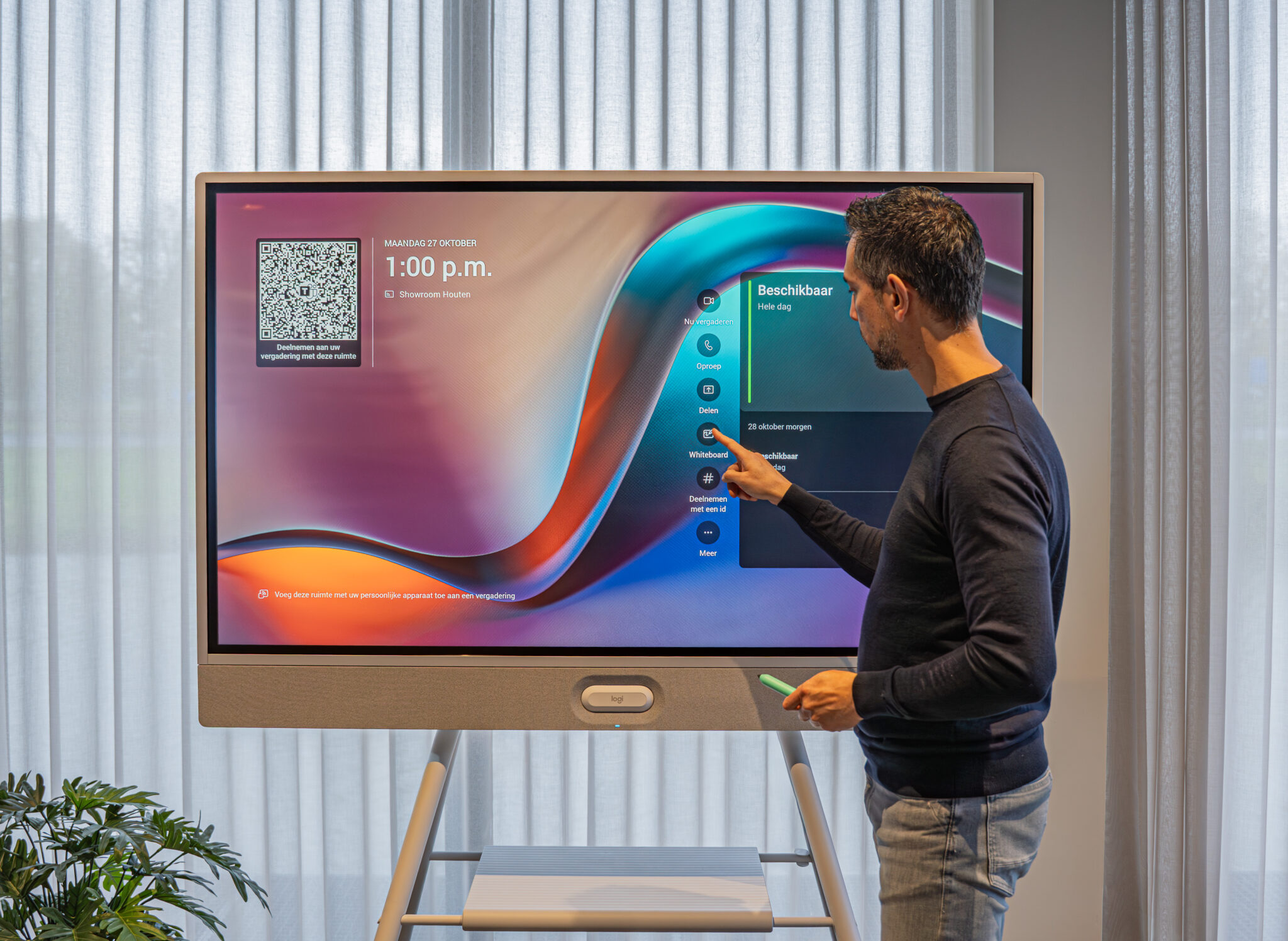 Mobiele videoconferencing met Logitech Rally Cart | SMARTBoard.nl